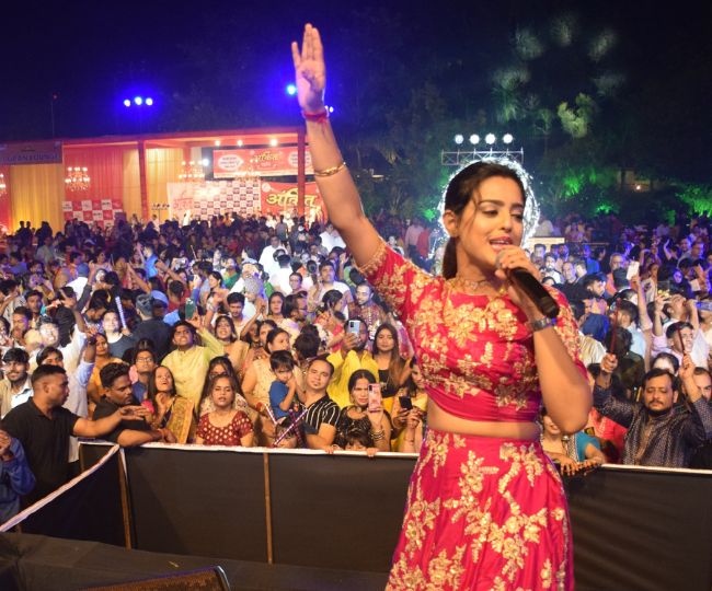 कानपुर में इंडियन आइडल फेम पूजा चटर्जी की आवाज का चला जादू, खूब चटकीं डांडिया और झूम उठे लोग ...